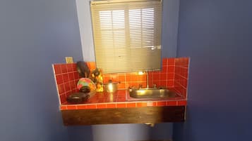 Um frigorífico, uma placa de cozinha, utensílios de cozinha