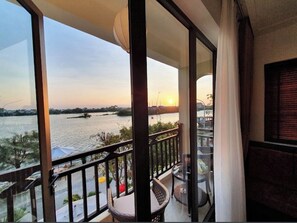 Quarto casal luxo, 1 cama Queen, vista para o rio | Roupas de cama premium, camas com colchões pillow-top, frigobar