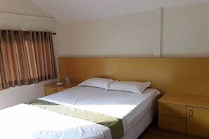 Quarto standard, 1 cama de casal | 6 quartos, escrivaninha, espaço de trabalho para notebook