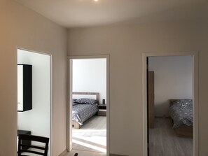 Apartamento premium, várias camas, vista para a montanha | Área de estar | TV