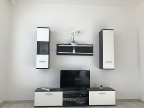 Apartamento premium, várias camas, vista para a montanha | Área de estar | TV