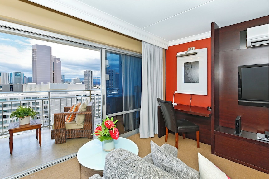 20th Floor Ocean & Marina Views At The Ilikai! Washlet! Free Parking & Wi-fi! - Honolulu