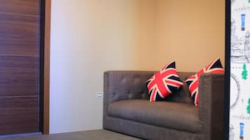 Quarto Quádruplo Panorâmico | Sala | TV de ecrã plano