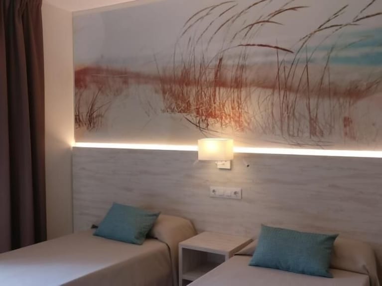 Apcostas Las Mariposas / Un Dormitorio - Lloret de Mar