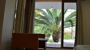 Quarto Duplo Deluxe, 2 camas de casal, casa de banho privativa, vista para o jardim