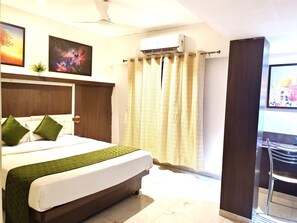 Quarto luxo | Escrivaninha, cortinas blackout, Wi-Fi de cortesia, roupa de cama