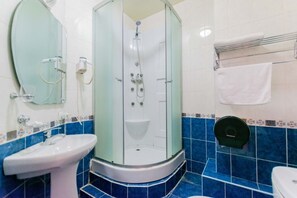 Um polibã, chinelos, toalhas fornecidas 