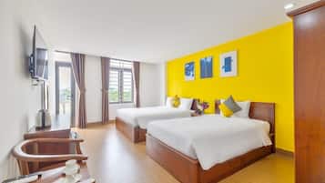 Quarto família, 2 camas de casal | Frigobar, cofres nos quartos, escrivaninha, cortinas blackout