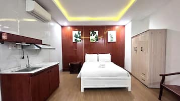 Quarto Duplo Superior | Minibar, cofre no quarto, secretária, cortinas/cortinados opacos