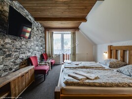 Apartamento família, vista para a montanha | Escrivaninha, espaço de trabalho para notebook, cortinas blackout