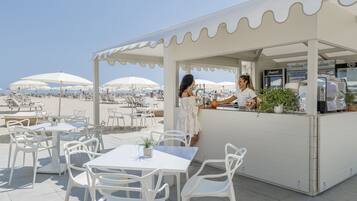 Uma praia privada nas proximidades, bares na praia