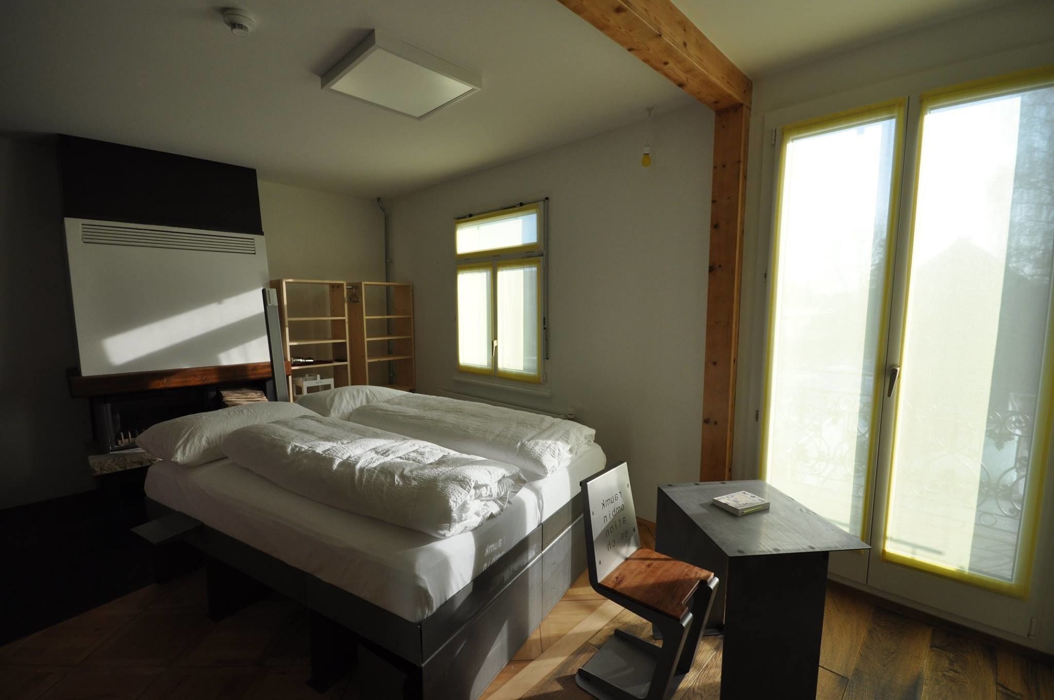 Quarto com cama, escrivaninha, janela e armário.