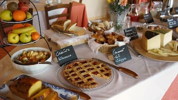 Café da manhã com buffet grátis todos os dias
