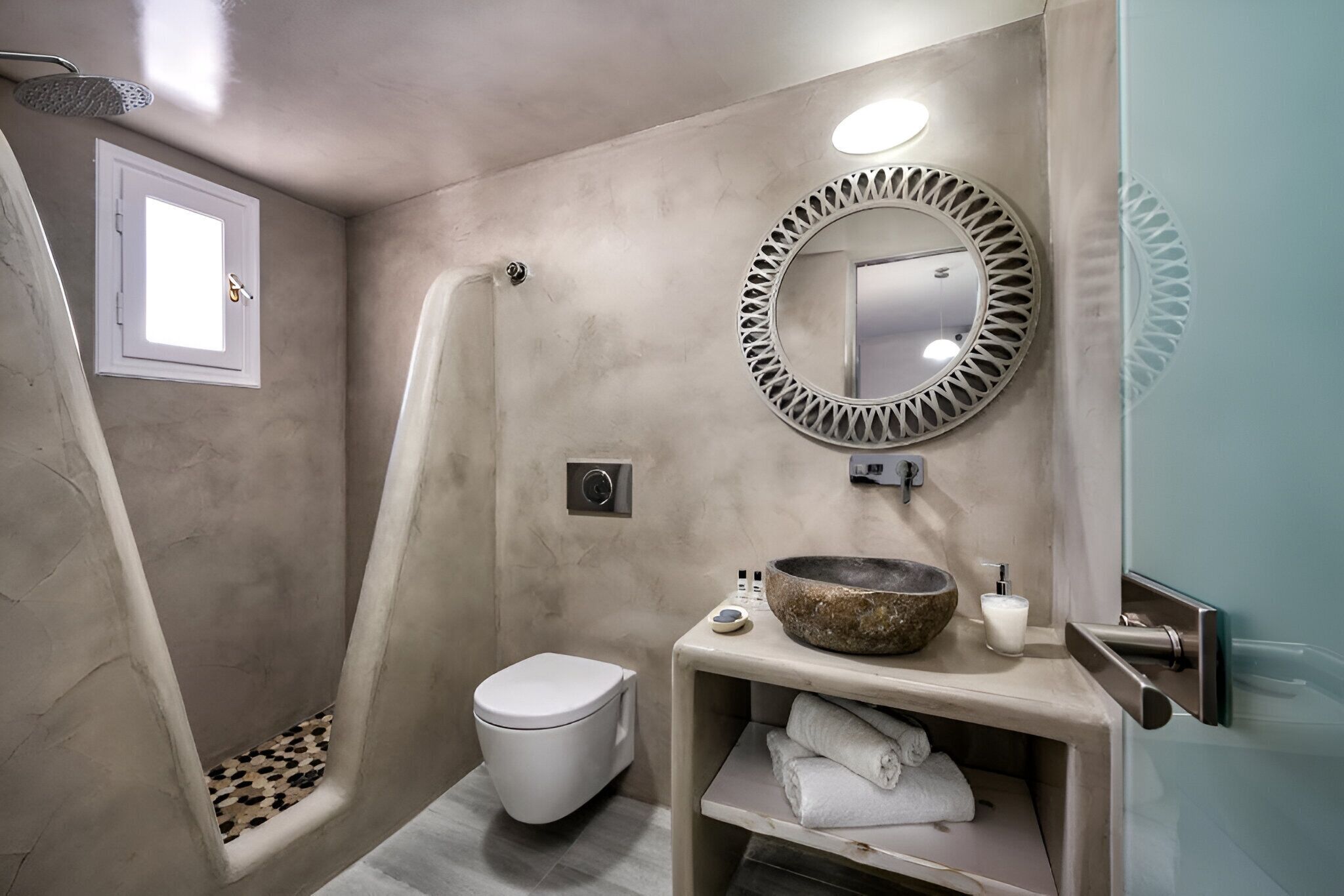 Quarto Standard | Casa de banho | Um polibã, artigos de higiene pessoal grátis, um secador de cabelo 