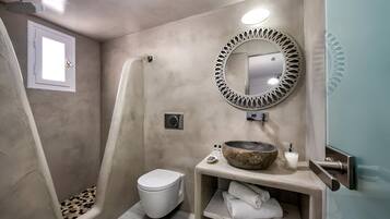 Quarto Standard | Casa de banho | Um polibã, artigos de higiene pessoal grátis, um secador de cabelo