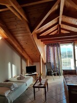 Apartamento família | Área de estar | TV de tela plana