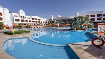 3 piscinas externas, funciona das 9h às 17h, guarda-sóis