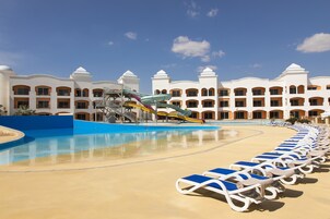3 piscinas externas, funciona das 9h às 17h, guarda-sóis