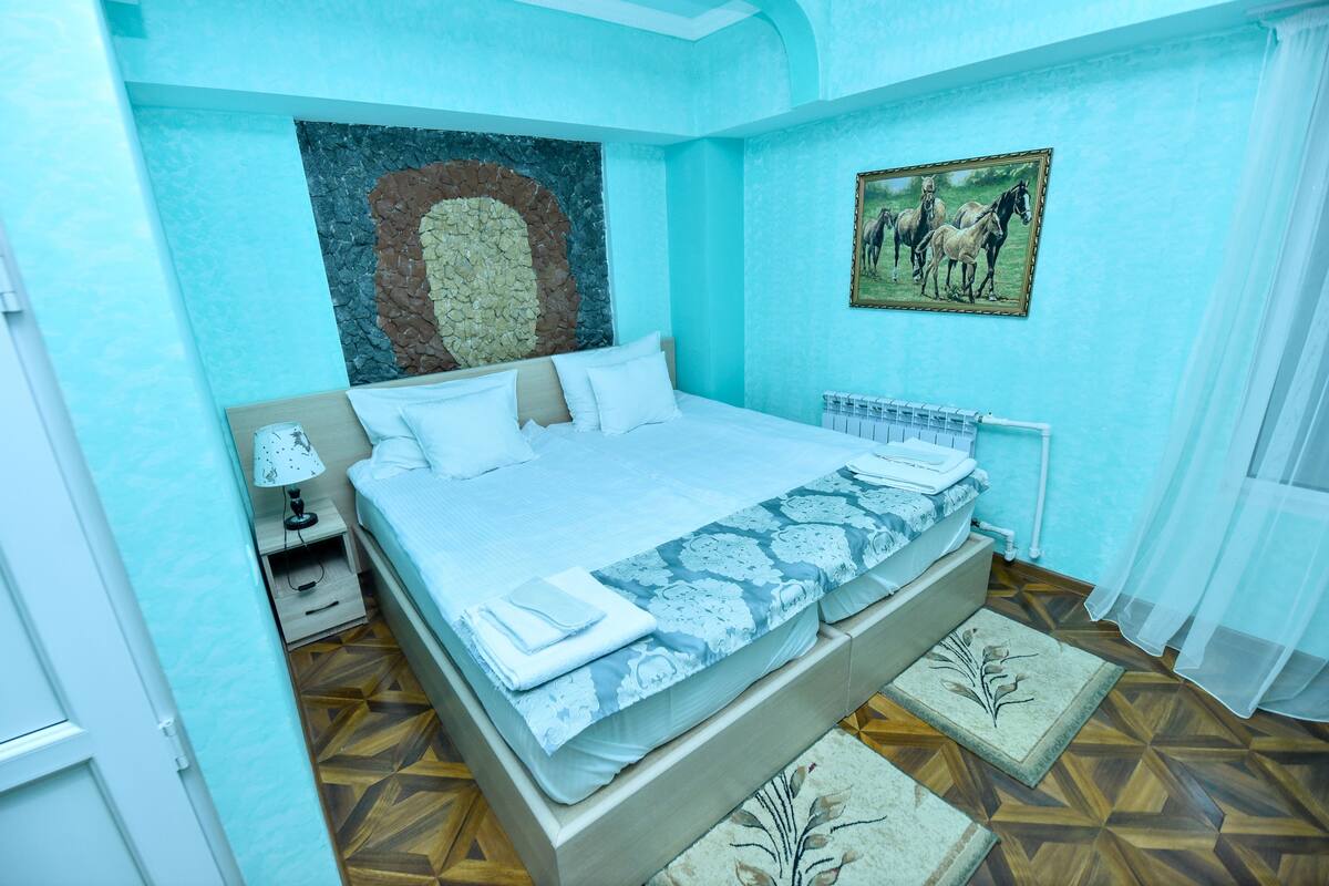 Quarto Duplo ou Twin Clássico, 1 cama de casal ou 2 camas individuais, vista para a montanha | Secretária, cortinas/cortinados opacos, quartos insonorizados 