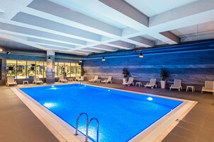 Piscina interna, funciona das 9h às 18h, espreguiçadeiras