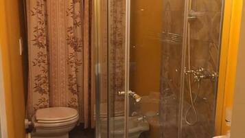Quarto Duplo | Casa de banho | Um polibã, artigos de higiene pessoal grátis, um secador de cabelo