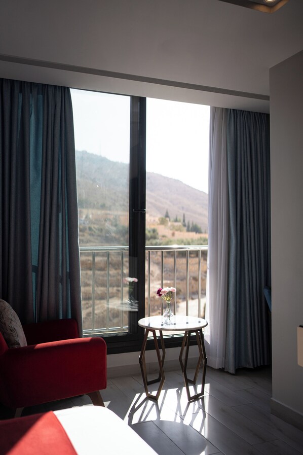 Quarto casal superior, vista para a cidade | Frigobar (abastecido com alguns itens grátis), cofres nos quartos