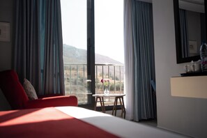 Quarto casal superior, vista para a cidade | Frigobar (abastecido com alguns itens grátis), cofres nos quartos