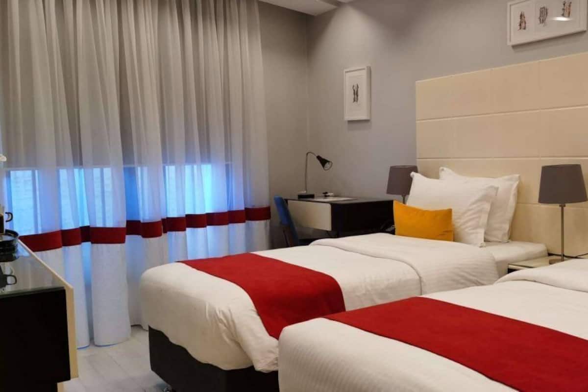 Quarto Twin Standard, 2 camas individuais | Minibar com produtos grátis, cofre no quarto, secretária