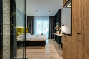 Camas de colchão viscoelástico, cofre no quarto