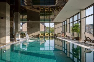 Piscina interior, piscina exterior sazonal, espreguiçadeiras 