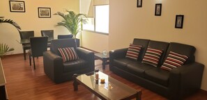 Apartamento, 2 quartos | Sala | TV plasma 