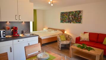 Apartamento, 1 cama queen-size (für 2 Personen) | Cofre no quarto, secretária, cortinas/cortinados opacos