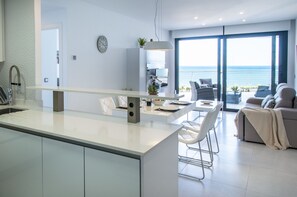 Apartamento Comfort, 2 quartos | Sala de estar | TV de ecrã plano 