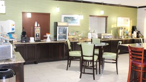 Uma cozinha moderna com área de bar, equipada com máquina de café, geladeira e diversos eletrodomésticos.
