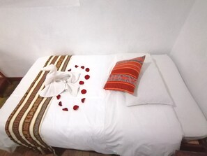 Quarto casal clássico, 1 cama de solteiro grande | Cortinas blackout, ferros/tábuas de passar roupa, Wi-Fi de cortesia