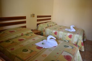 Quarto Twin Básico, 2 camas individuais | Cortinas/cortinados opacos, Wi-fi grátis, roupa de cama fornecida 