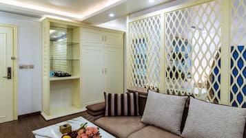 Suíte (Helen) | 1 quarto, frigobar, cofres nos quartos, escrivaninha