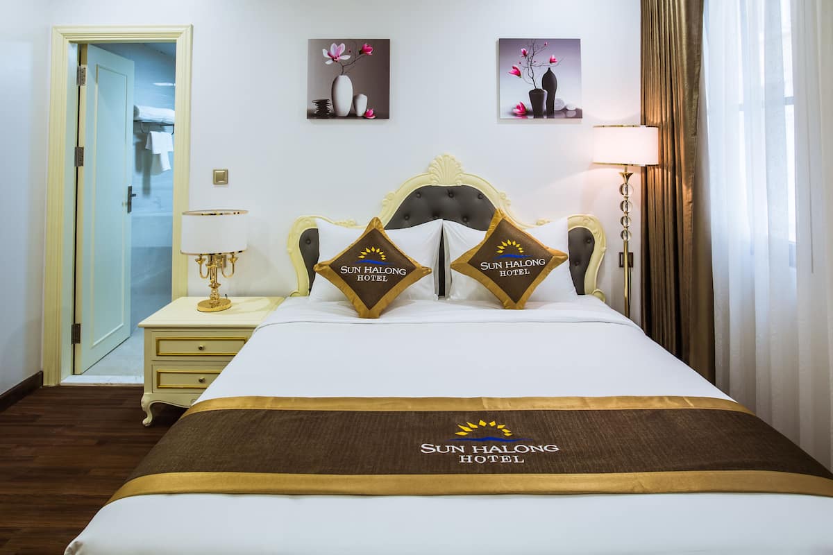 Quarto casal superior | Frigobar, cofres nos quartos, escrivaninha, cortinas blackout