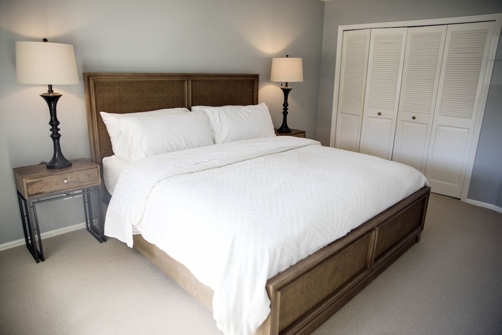 Remodeled Condo. Less Than Half A Mile To Downtown Hs, The Beach And Boat Docks! - Harbor Springs, MI