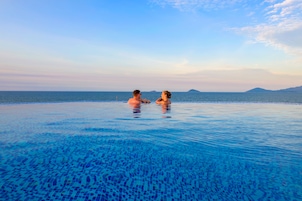 Piscina externa, guarda-sóis, espreguiçadeiras