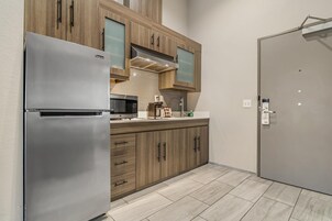 Quarto Standard, 1 cama king-size, acessível, kitchenette | Kitchenette privada | Um frigorífico, um micro-ondas, uma placa de cozinha 