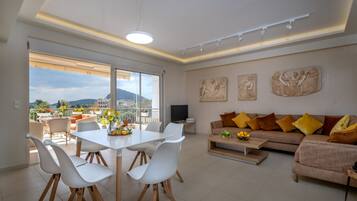 Apartamento de Luxo, várias camas, vista para o mar | Sala de estar | Televisor de ecrã plano de 43 polegadas com canais por cabo, Smart TV