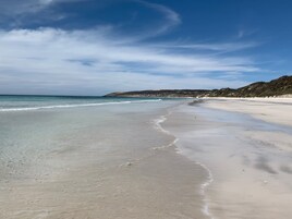 Perto da praia, praia de areia branca 