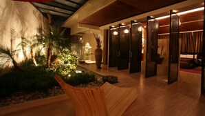 Um interior moderno com piso de madeira, um arranjo de plantas decorativas e teto vermelho.