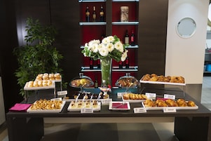 Café da manhã com pratos da culinária local grátis todos os dias