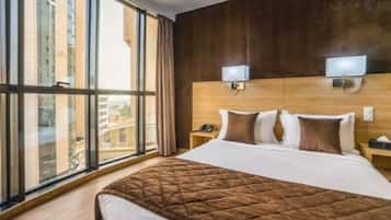 Suite, não fumadores | Cofre no quarto, secretária, cortinas/cortinados opacos, Wi-fi grátis
