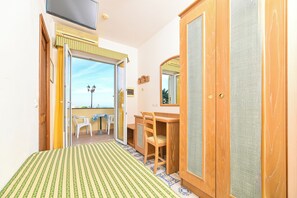 Cofres nos quartos, escrivaninha, roupa de cama