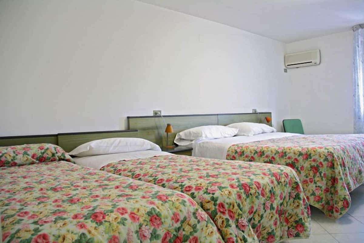 Quarto quádruplo | 1 quarto, frigobar, cofres nos quartos, berços (sobretaxa)