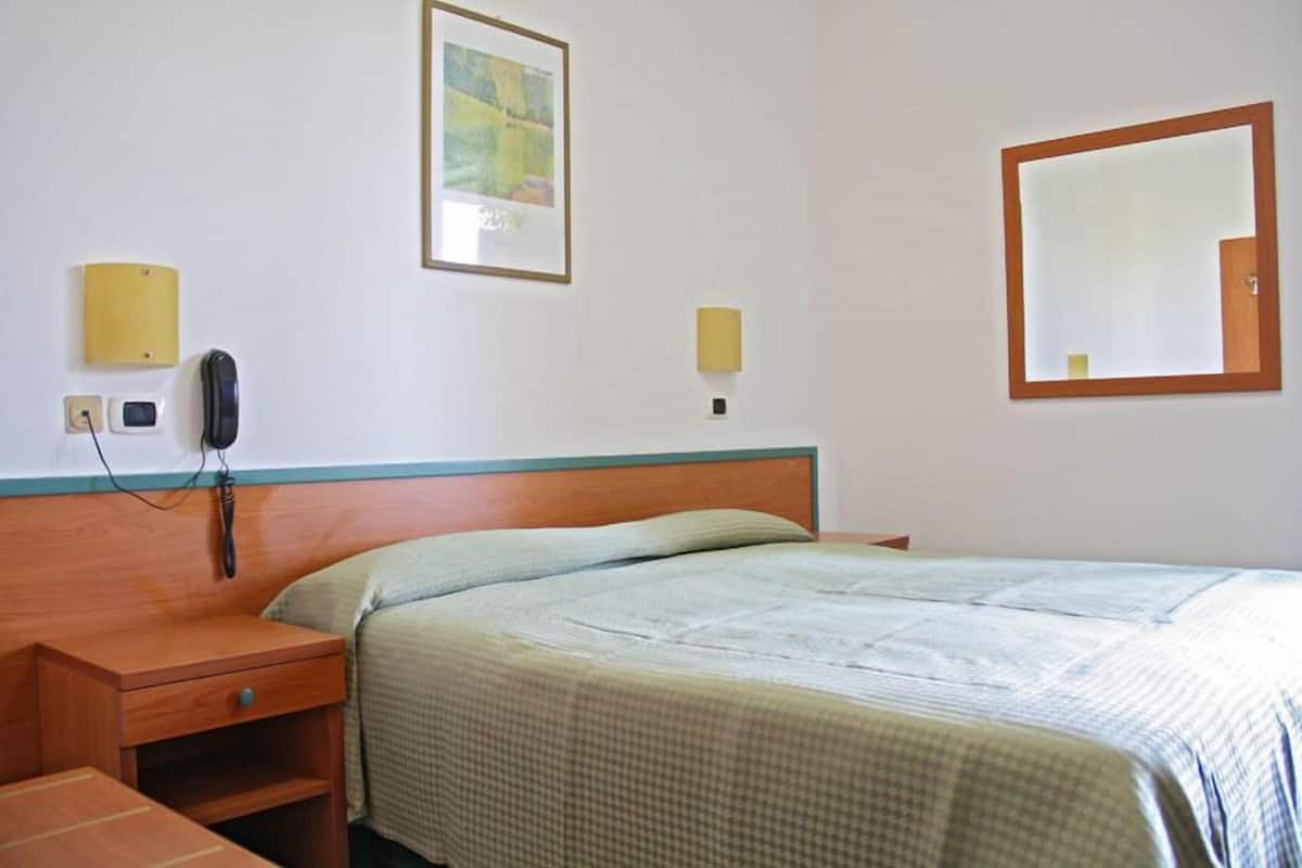 1 quarto, frigobar, cofres nos quartos, berços (sobretaxa)