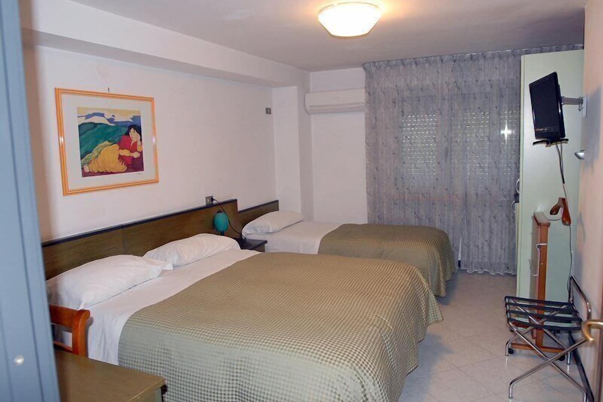 Quarto triplo | 1 quarto, frigobar, cofres nos quartos, berços (sobretaxa)